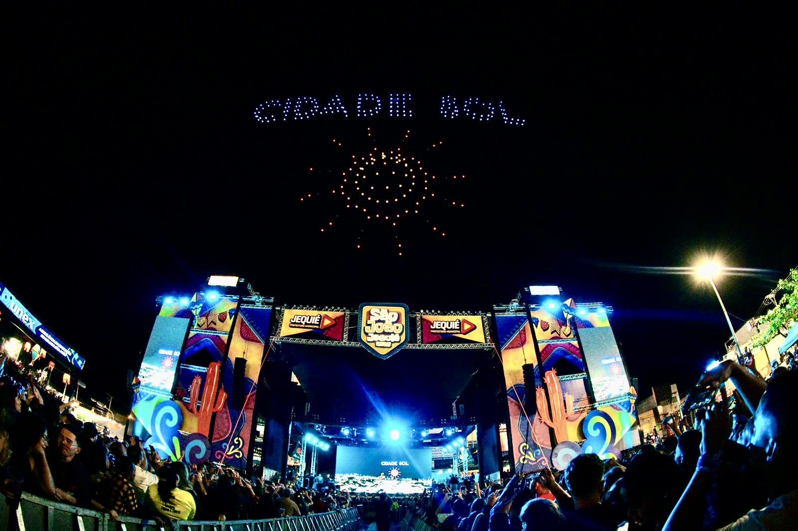 Alok surpreende público com espetáculo de drones no São João de Jequié